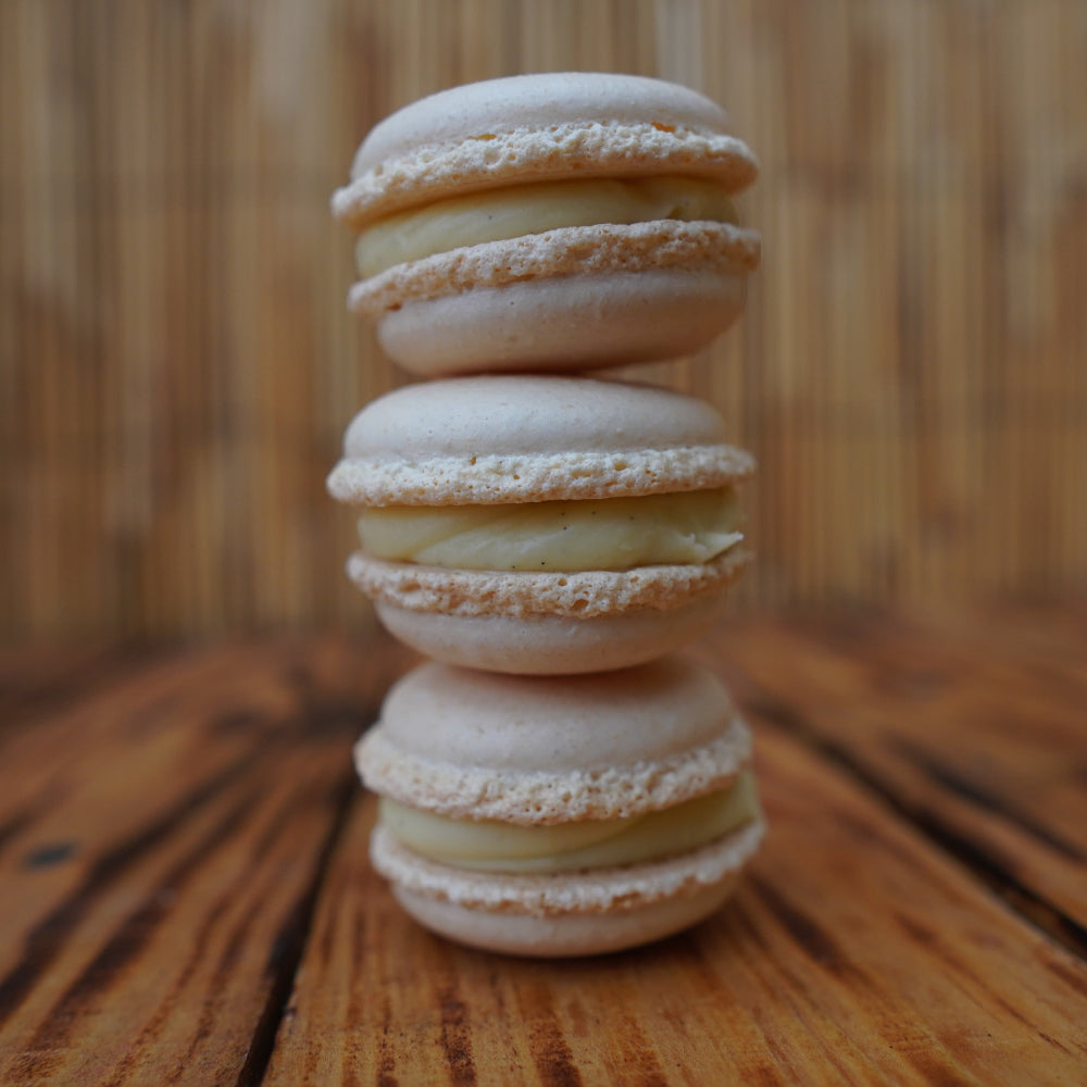 White Chocolate and Vanilla Macarons – Flourless French Macarons - 24 ...